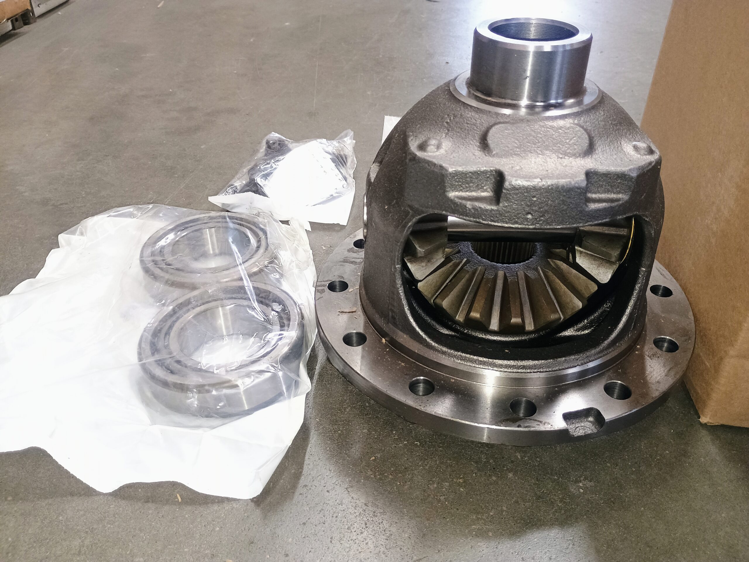 2000-2010 Ford E350 Dana 70 Rear Loaded Open Differential 35 Spline 4: ...
